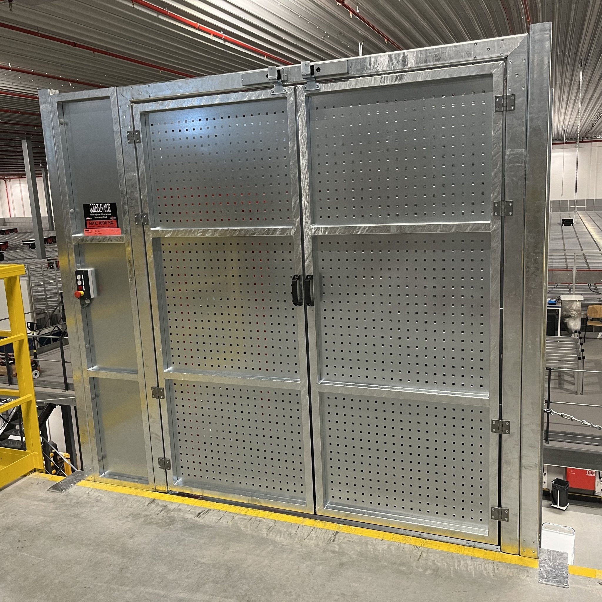 Goods elevator with a lift tower for 1000 kg – JEMA LIFT